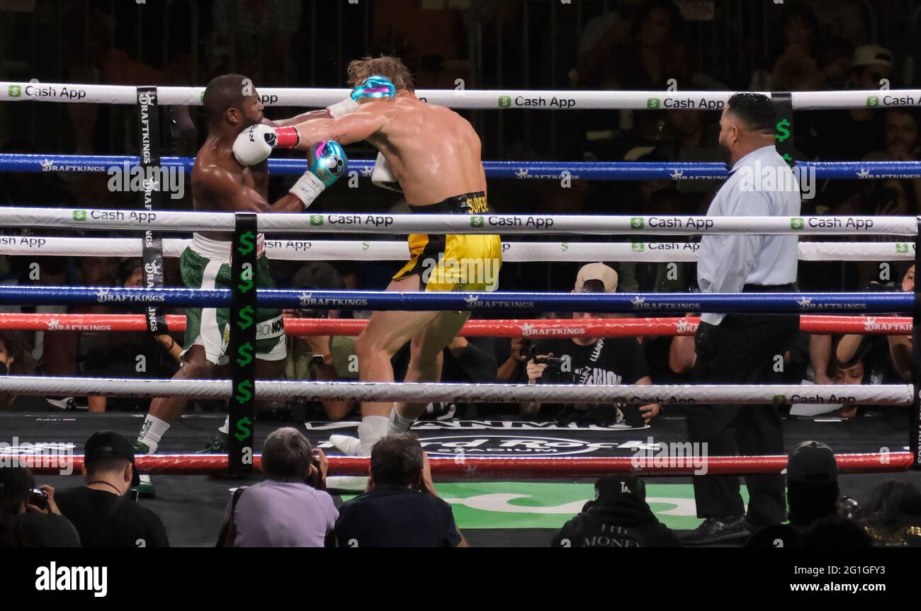 Logan paul fight hi-res stock photography and images - Alamy