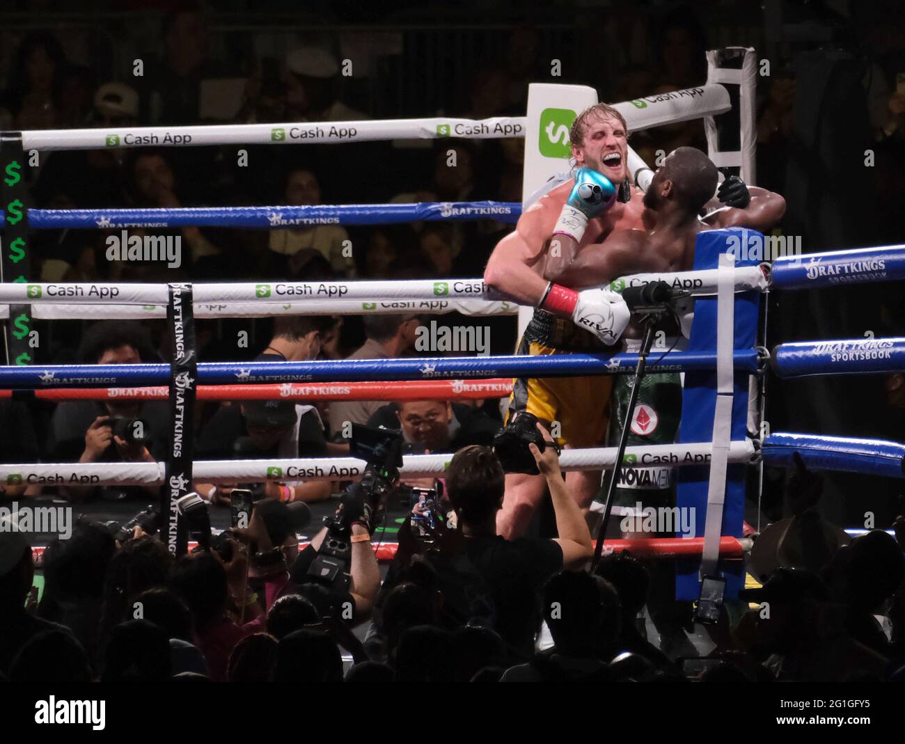 Logan paul fight hi-res stock photography and images - Alamy