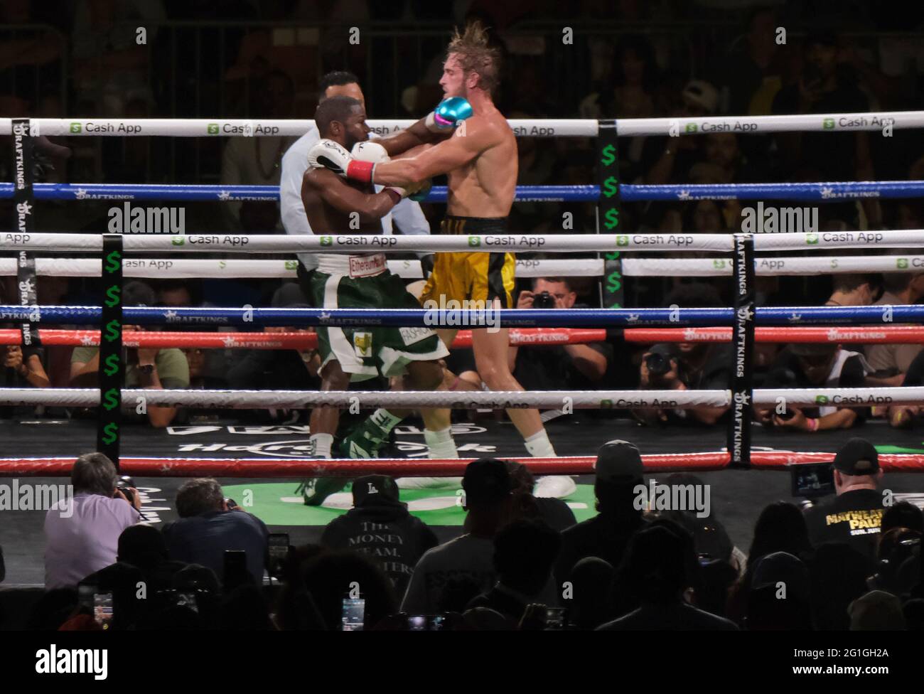 Logan paul fight hi-res stock photography and images - Alamy