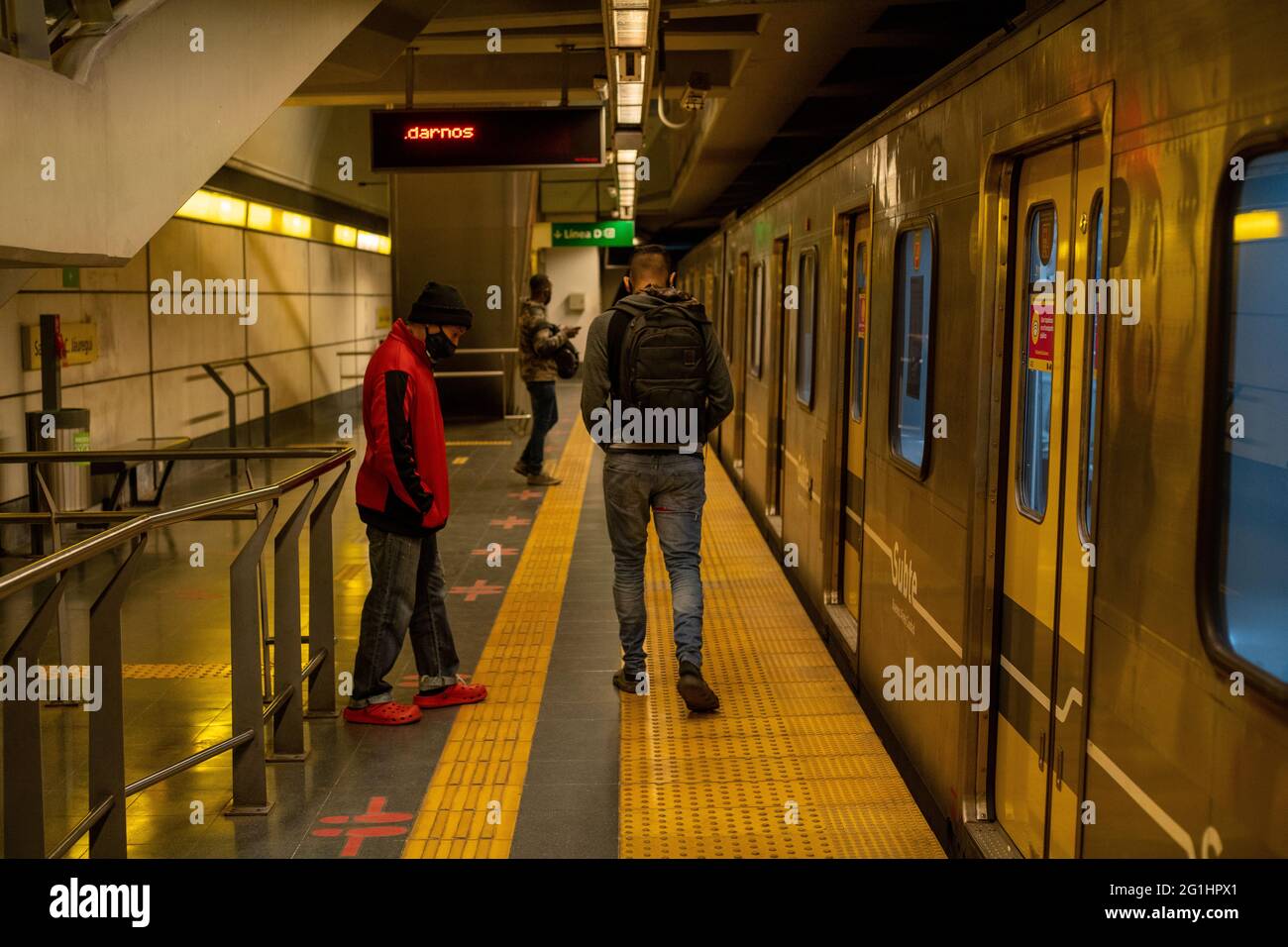 People waiting for the subway at the station Stock Photo - Alamy