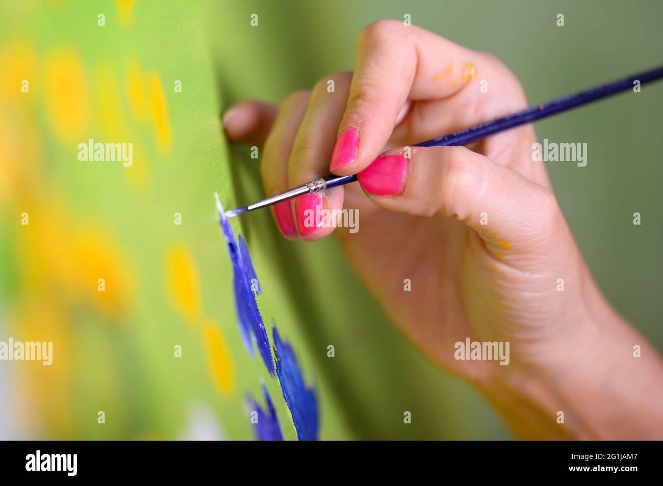Hand holding paint brush hi-res stock photography and images - Alamy