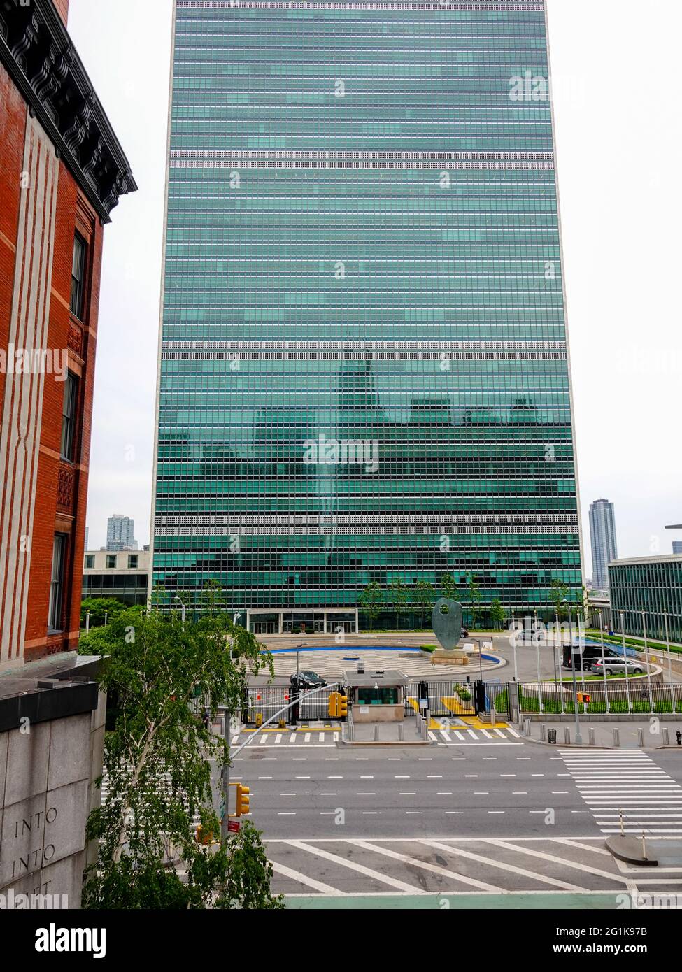 Un building new york steps hi-res stock photography and images - Alamy