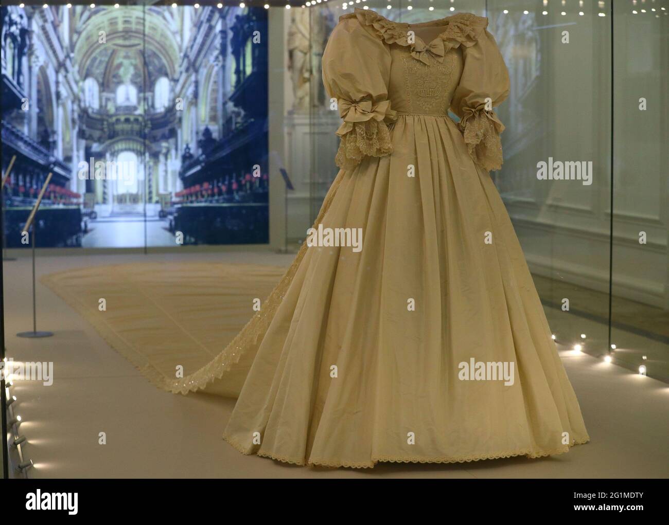 Princess of wales wedding dress hi-res stock photography and images - Alamy