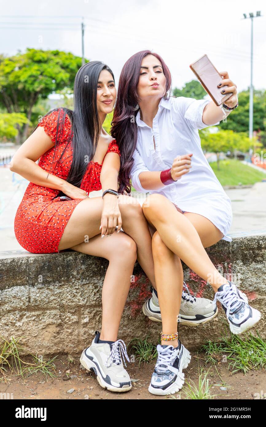 Two women posing selfie hi-res stock photography and images - Alamy