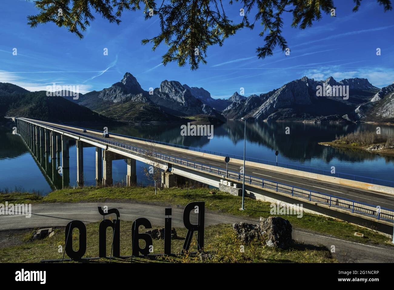 Castille leon dam hi-res stock photography and images - Alamy