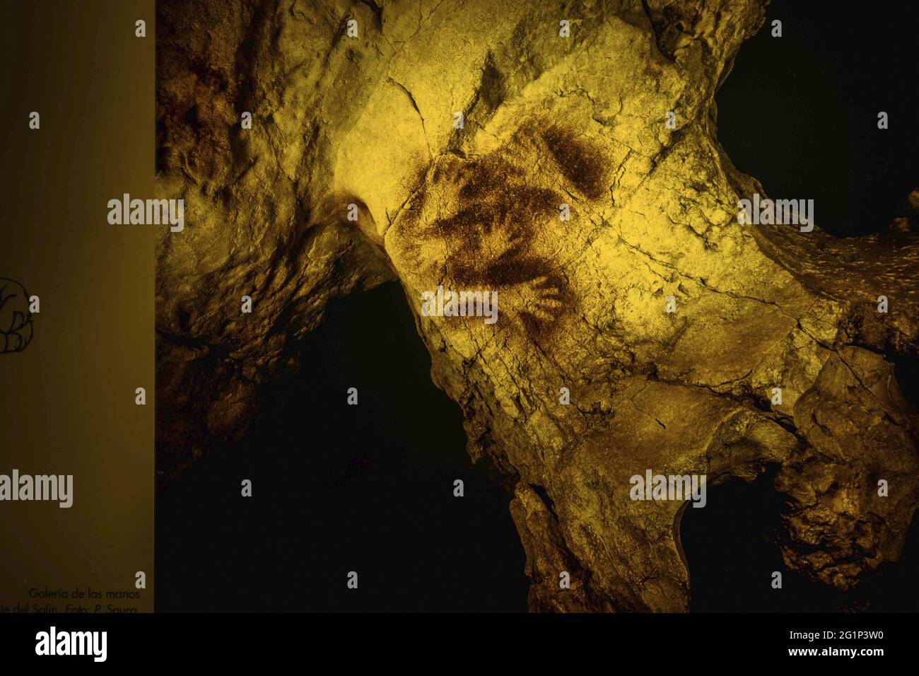Prehistoric cave art hands spain hi-res stock photography and images ...