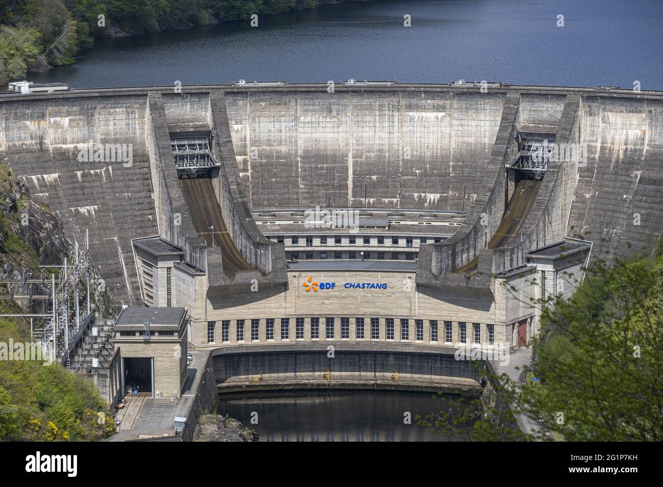 Chastang dam on the dordogne river hi-res stock photography and images ...
