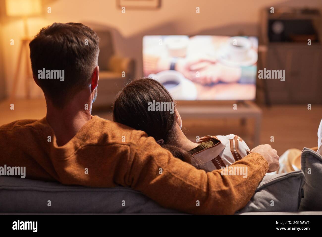 Family watching tv back view hi-res stock photography and images - Alamy