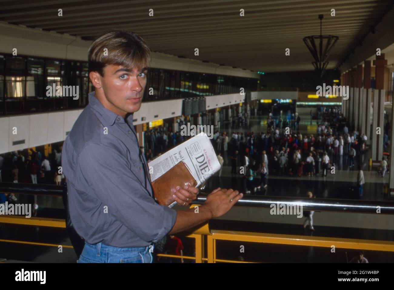Patrick Winczewski am Flughafen von Mallorca, Spanien 1988 Stock Photo ...