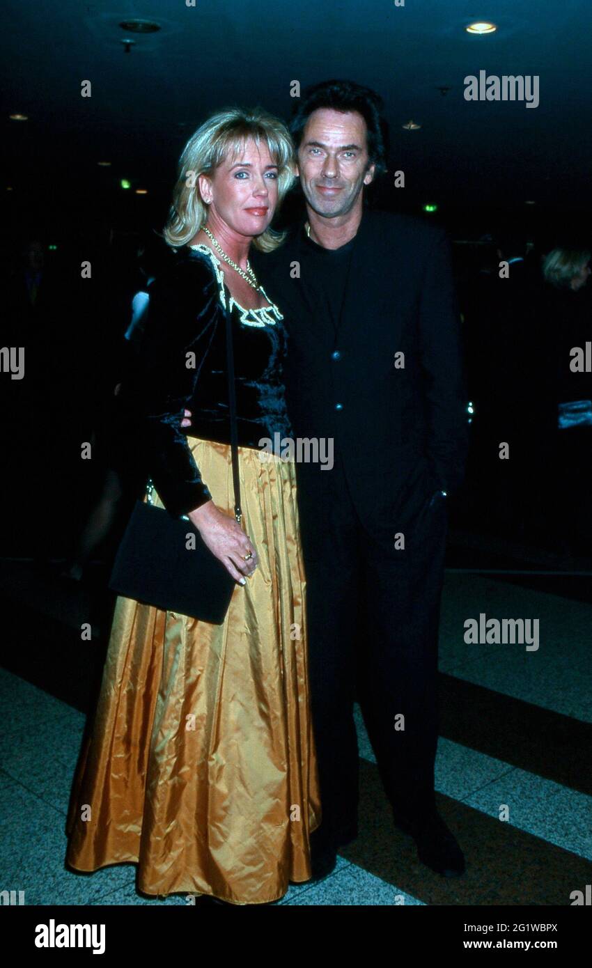 Hugo Egon Balder und Ehefrau bei der Verleihung des Telestar 1998 in Köln, Deutschland 1998 im ...