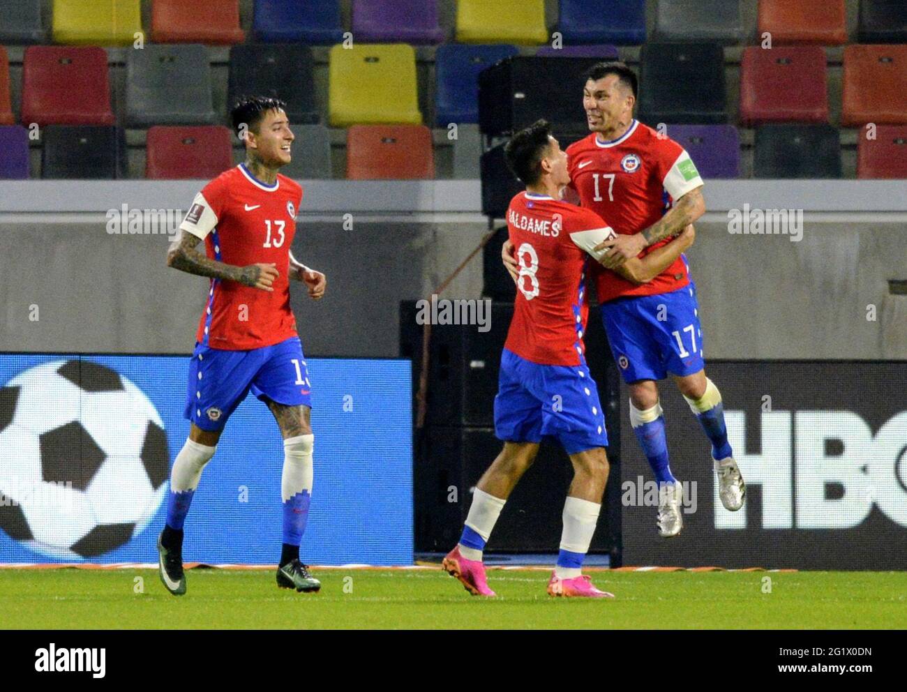 Gary Medel, Pablo Galdames e Erick Pulgar do Chile comemoram o gol de ...
