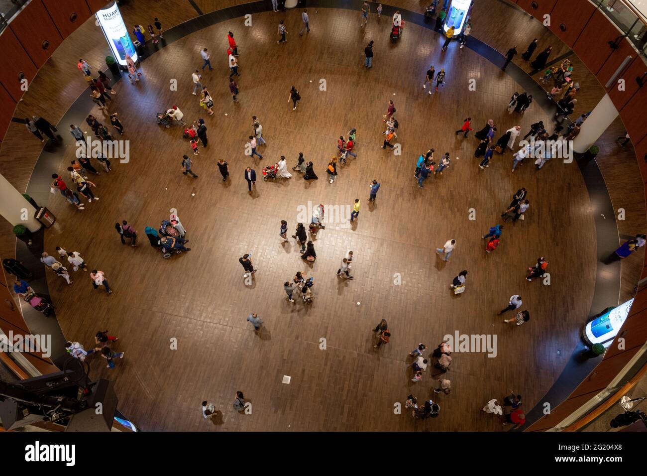 Shopping mall floor hi-res stock photography and images - Alamy