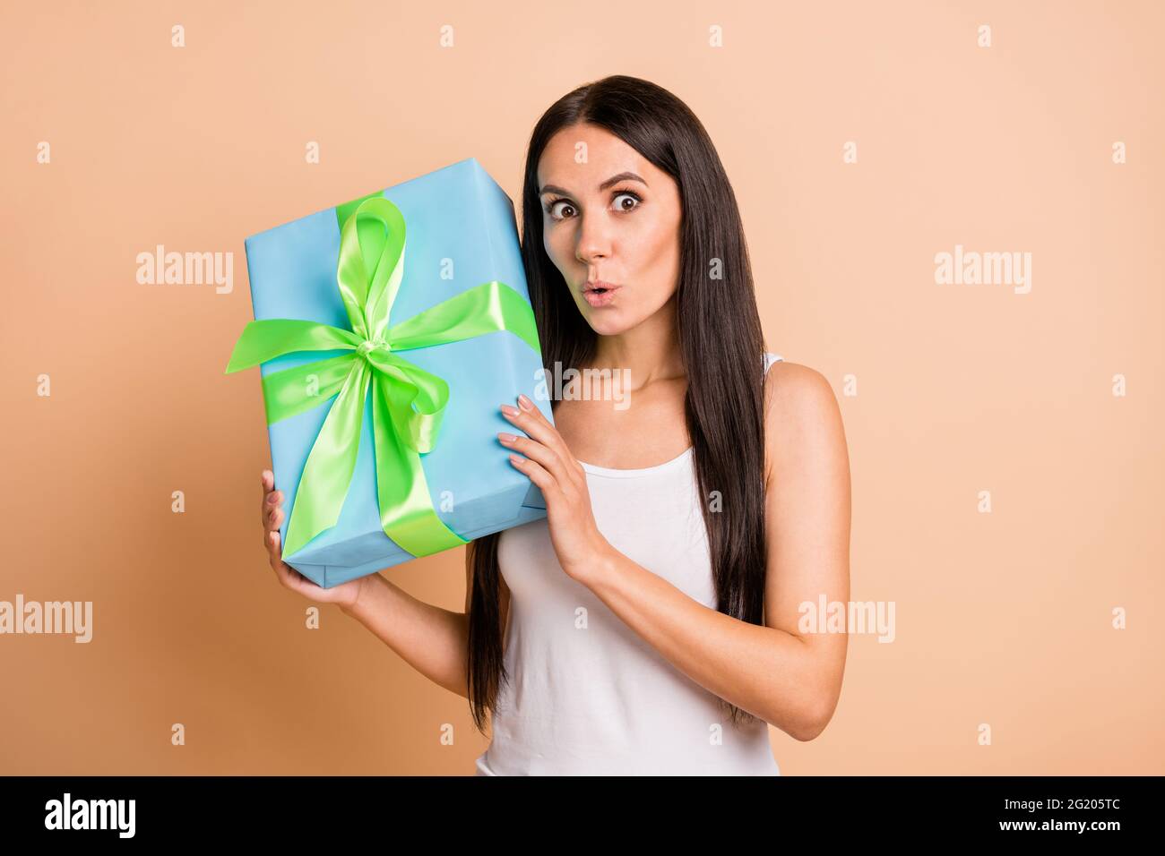 Photo portrait of amazed woman trying to guess what's inside present ...