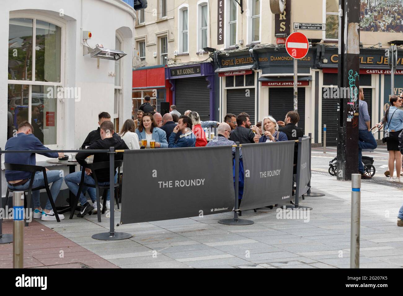 Crowds enjoying castle hi-res stock photography and images - Alamy