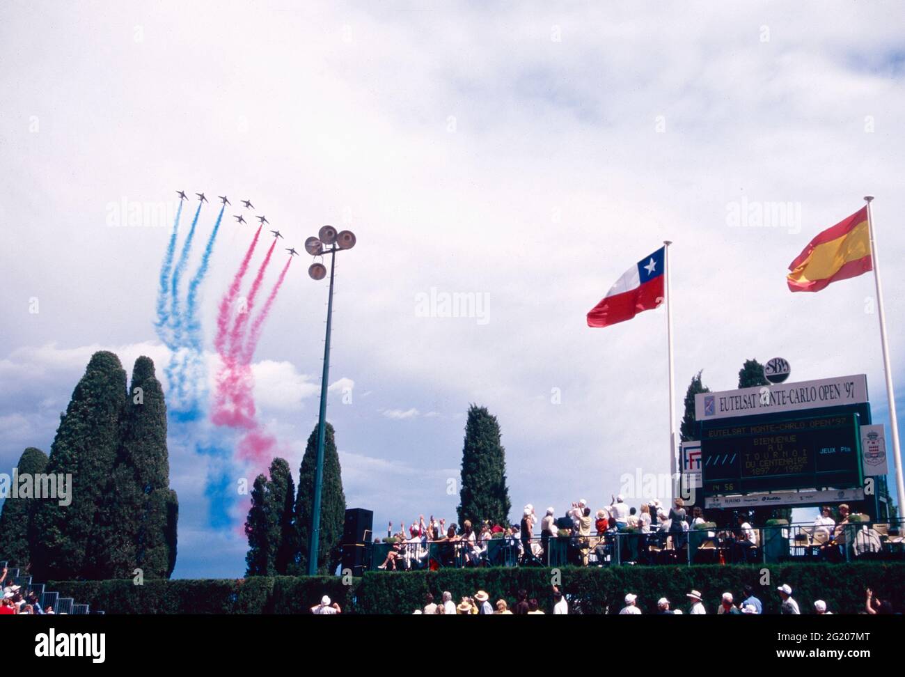 Acrobatic team hi-res stock photography and images - Alamy