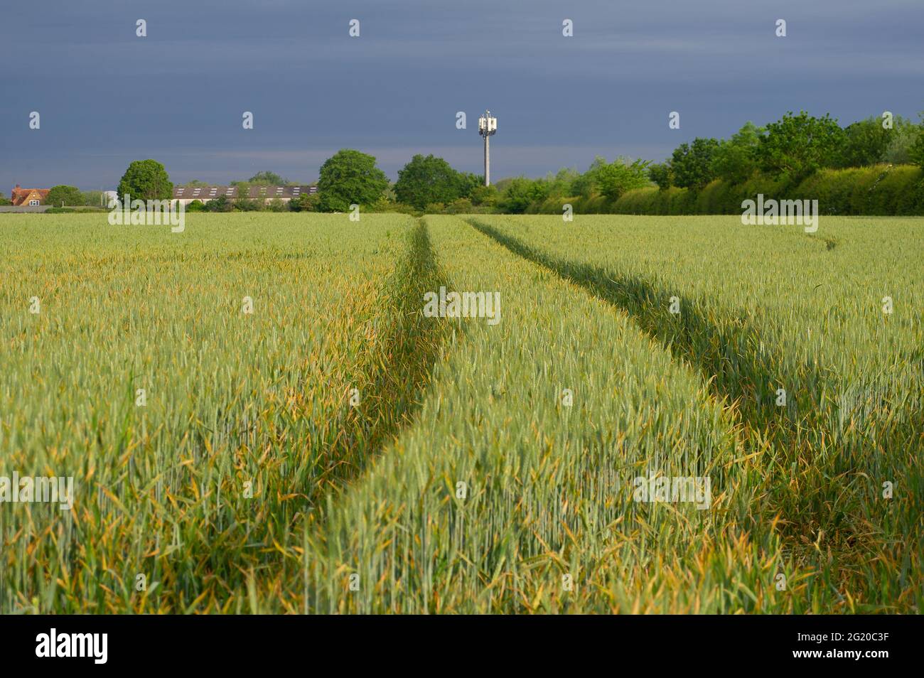 Eton Wick, Windsor, Berkshire, UK. 4th June, 2021. Stormy looking skies ...