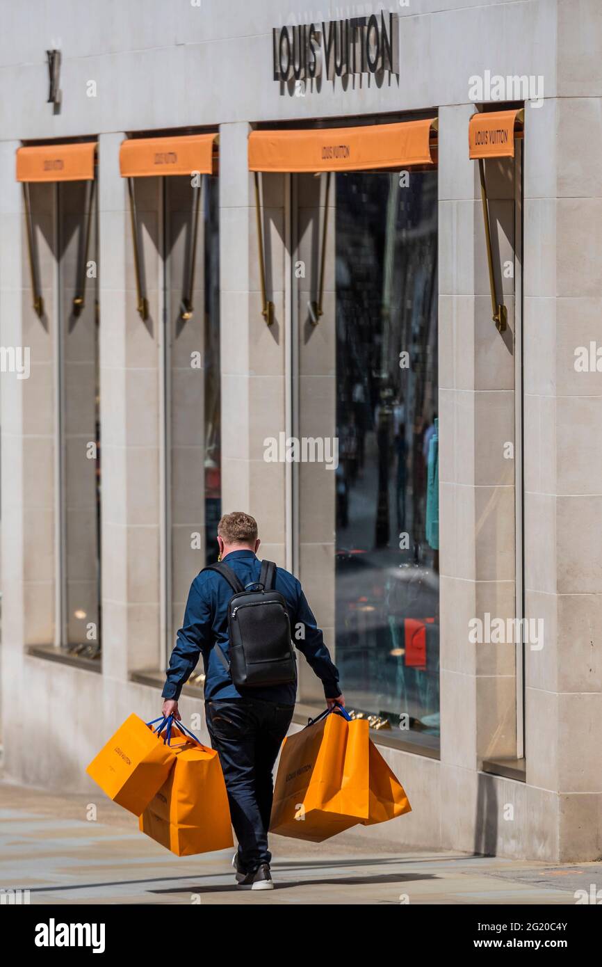 Non essential retail hi-res stock photography and images - Alamy