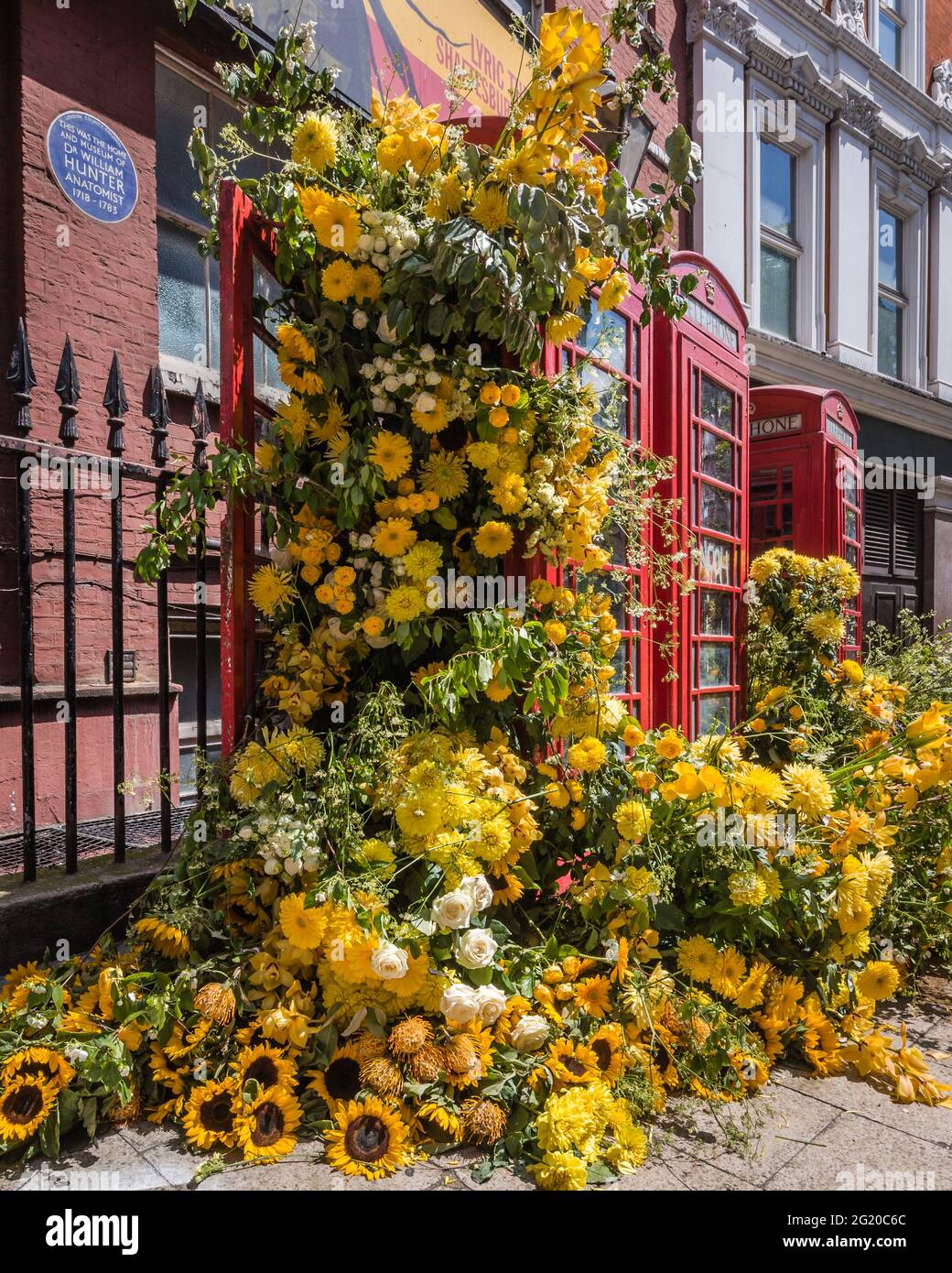 Foral guru, Lewis Miller, and royal florist Simon Lycett create a ...