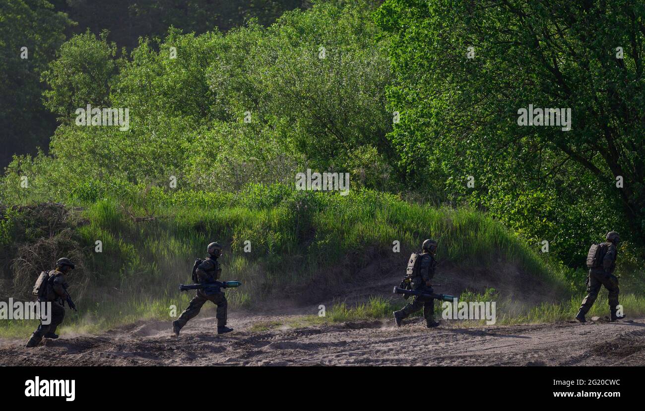 Bundeswehr soldiers exercise hi-res stock photography and images - Alamy