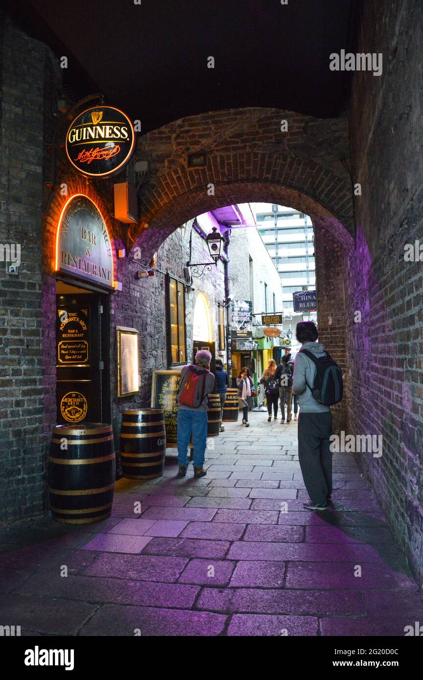Tourists outside the Temple Bar Stock Photo - Alamy