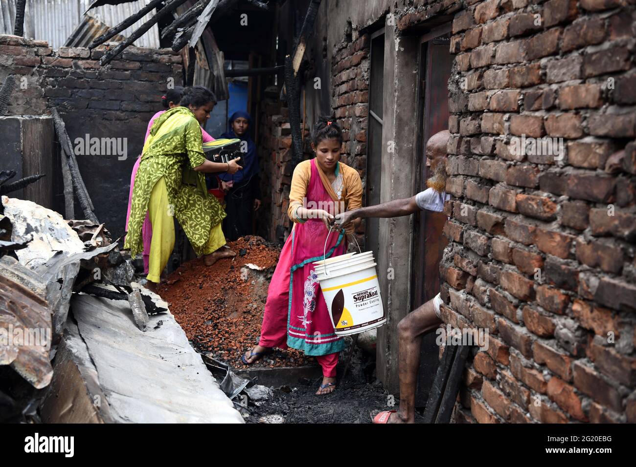 Bangladesh dhaka slum fire hi-res stock photography and images - Alamy