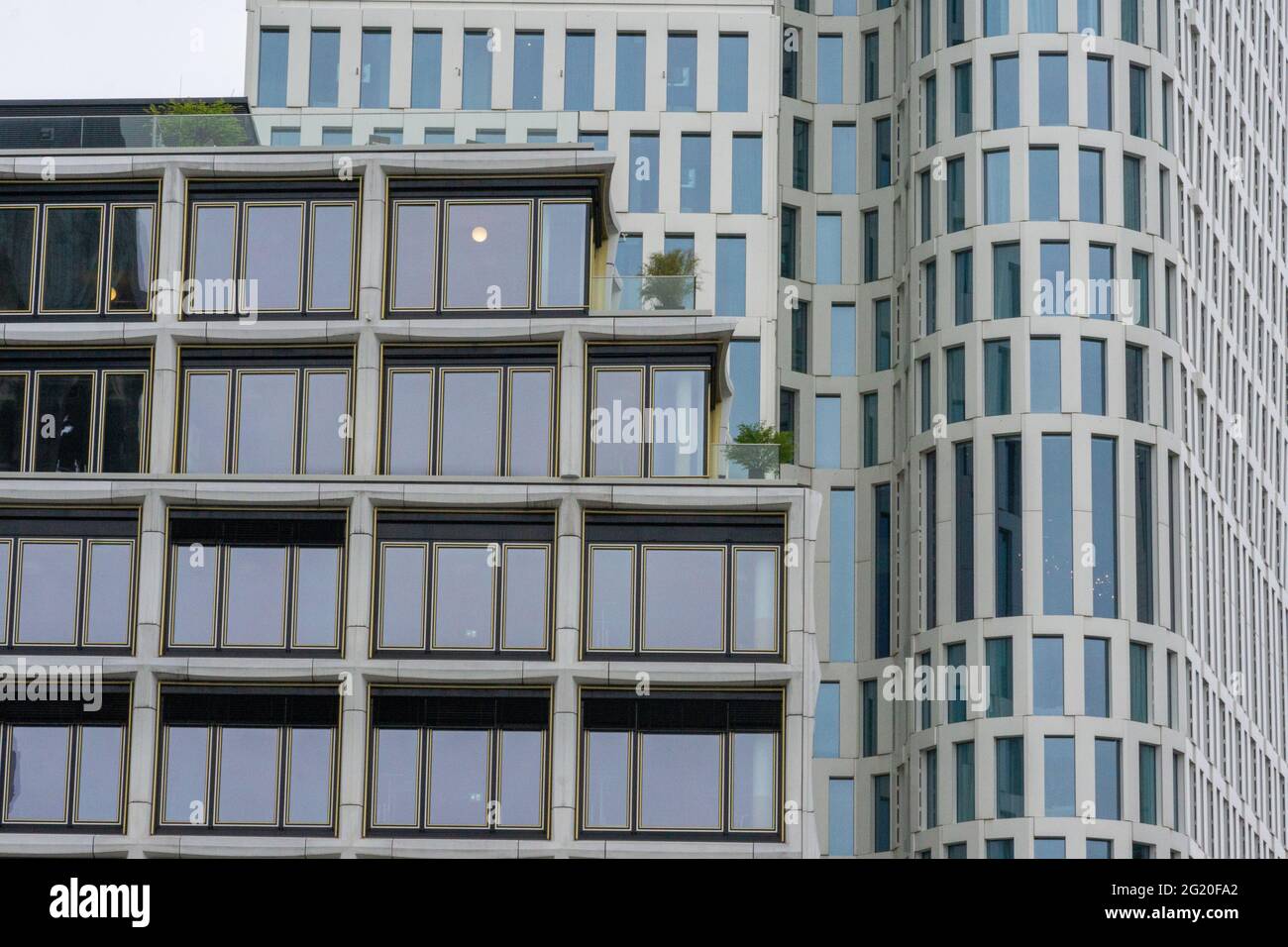 Modern financial architecture glass hi-res stock photography and images ...