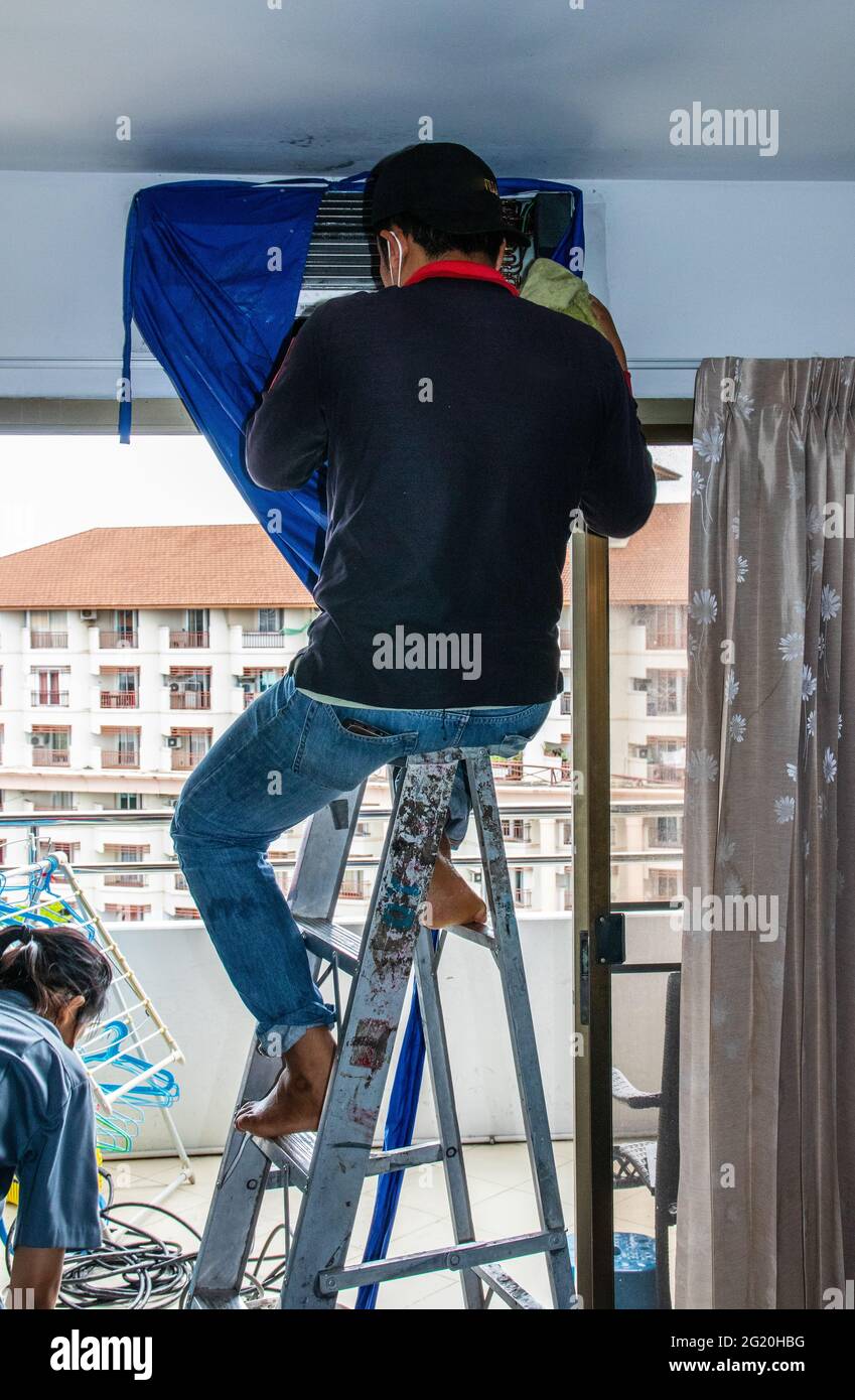 Worker cleaning window air hi-res stock photography and images - Alamy