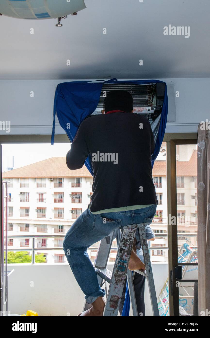Worker cleaning window air hi-res stock photography and images - Alamy