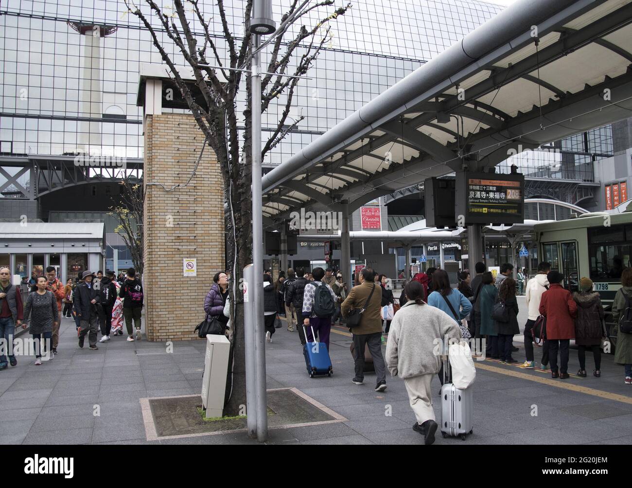 Busy crowded kyoto station hi-res stock photography and images - Alamy