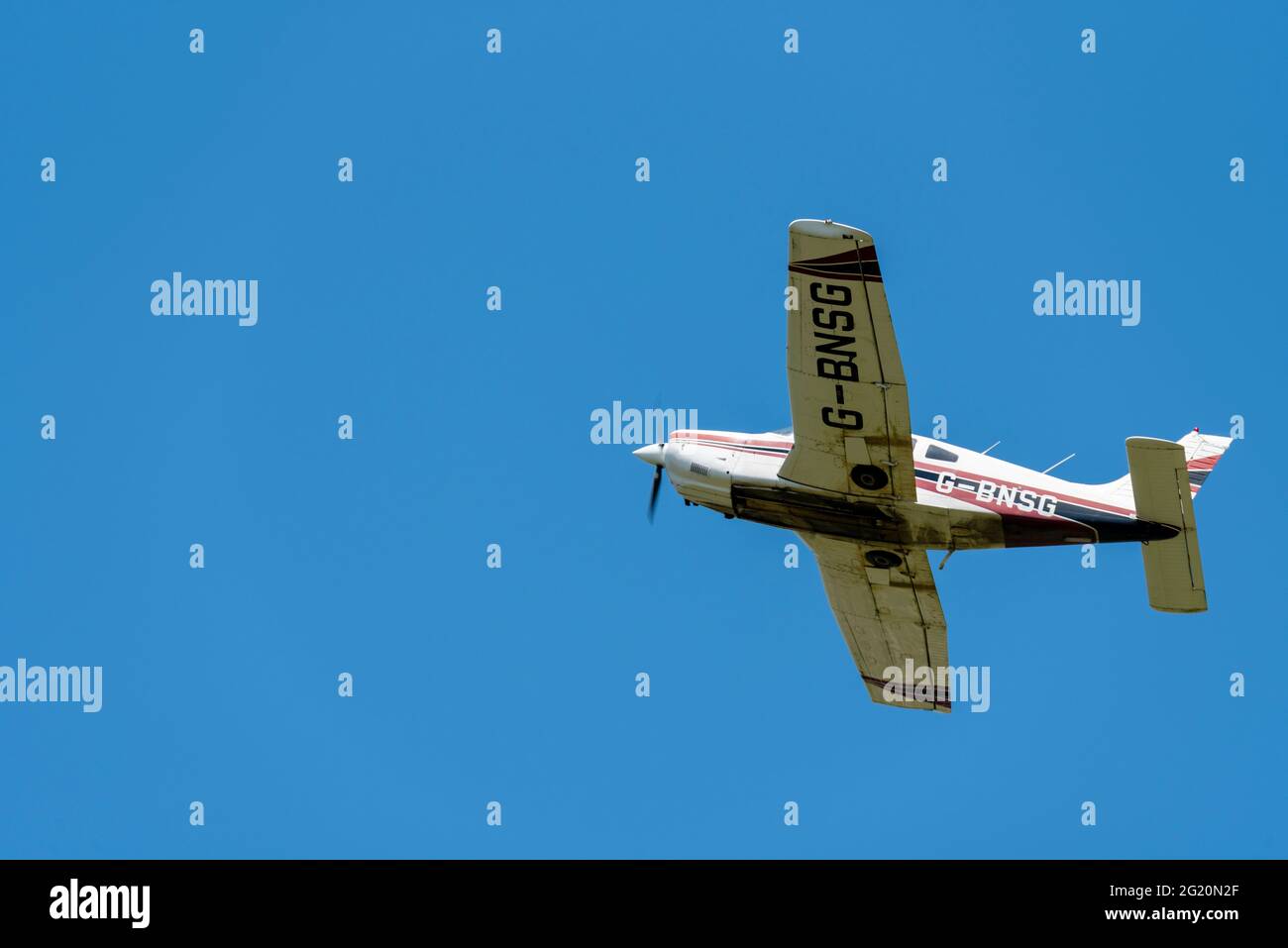 Piper pa28 flying hi-res stock photography and images - Alamy