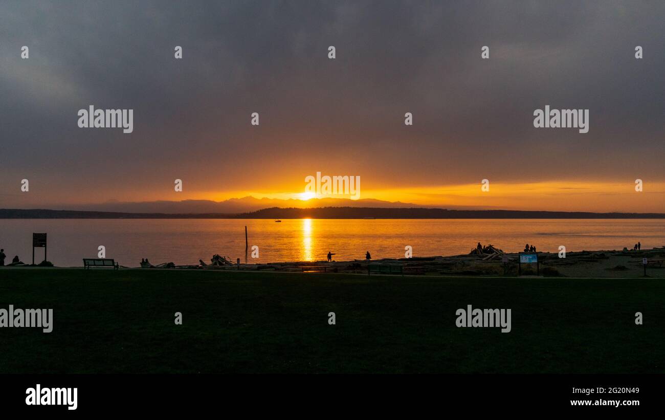 Sunrise over puget sound hi-res stock photography and images - Alamy