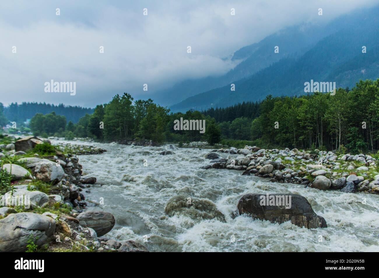 Beas river flowing in Manali Stock Photo - Alamy