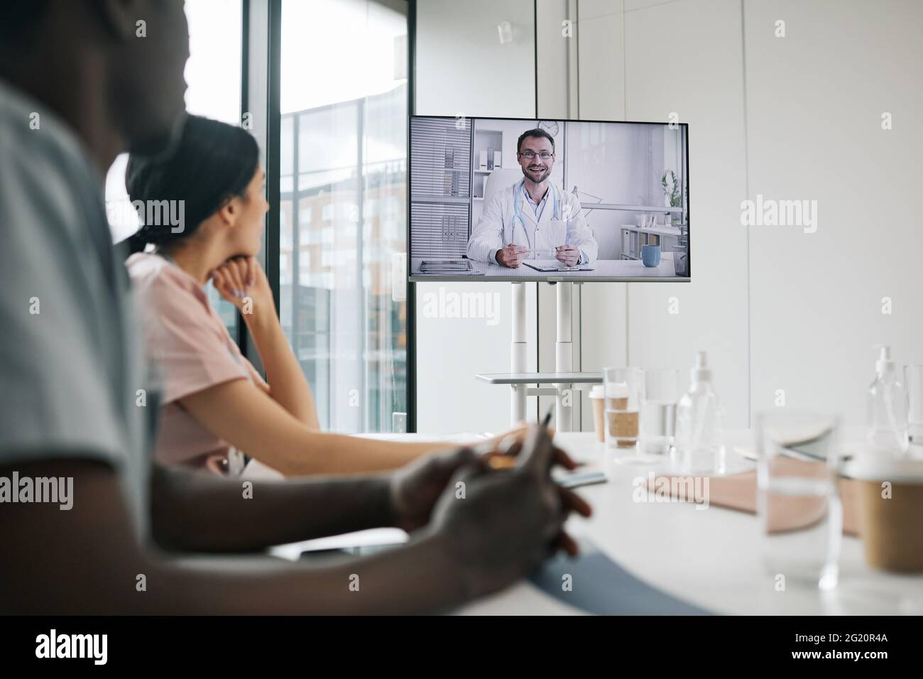 Medical doctor speaking to group hi-res stock photography and images ...