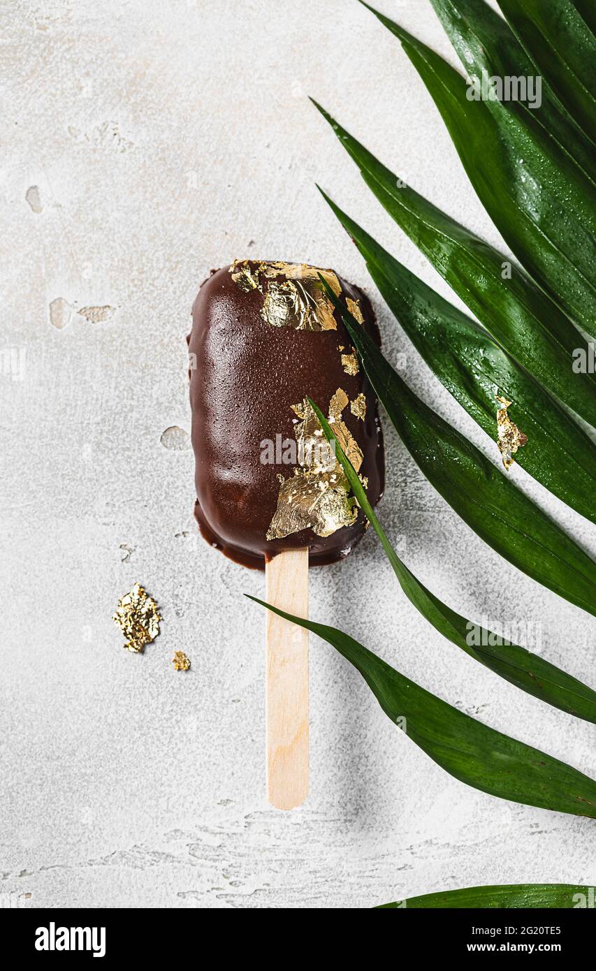 Ice cream with gold leaf hi-res stock photography and images - Alamy