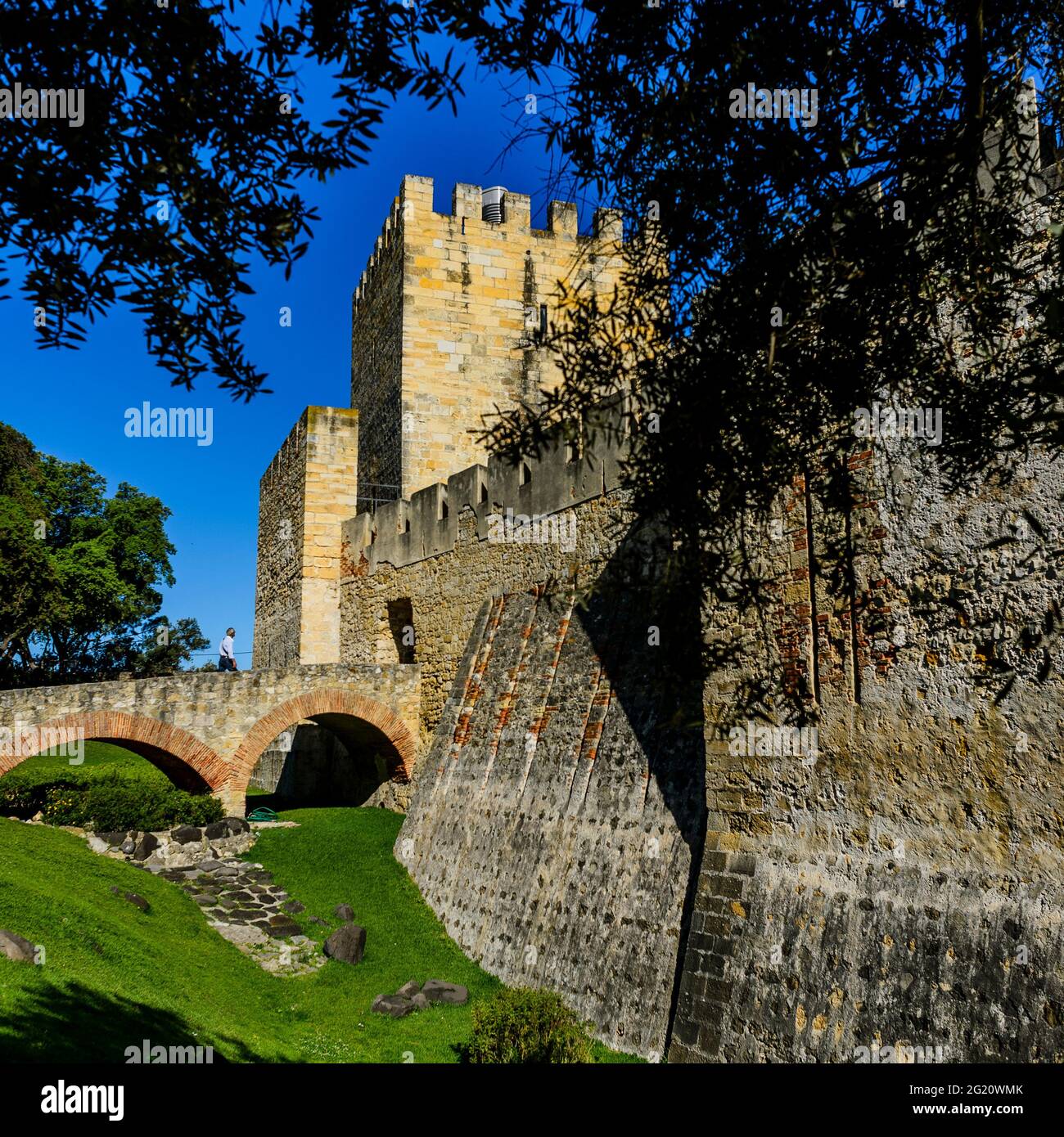 St george's castle lisbon sunset hi-res stock photography and images ...