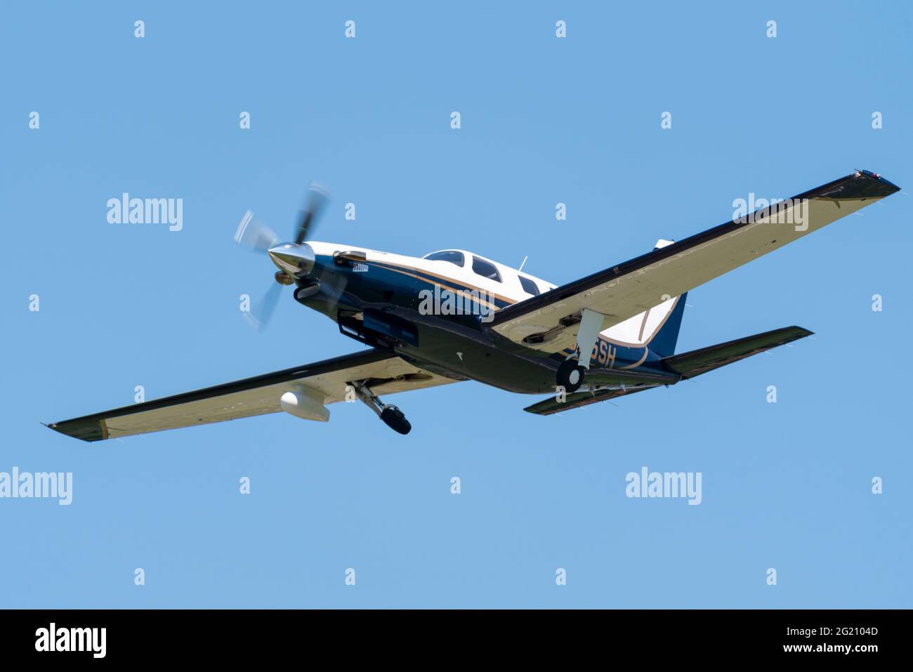 Piper PA-46-350P Malibu Mirage plane N955SH flying in clear blue sky ...