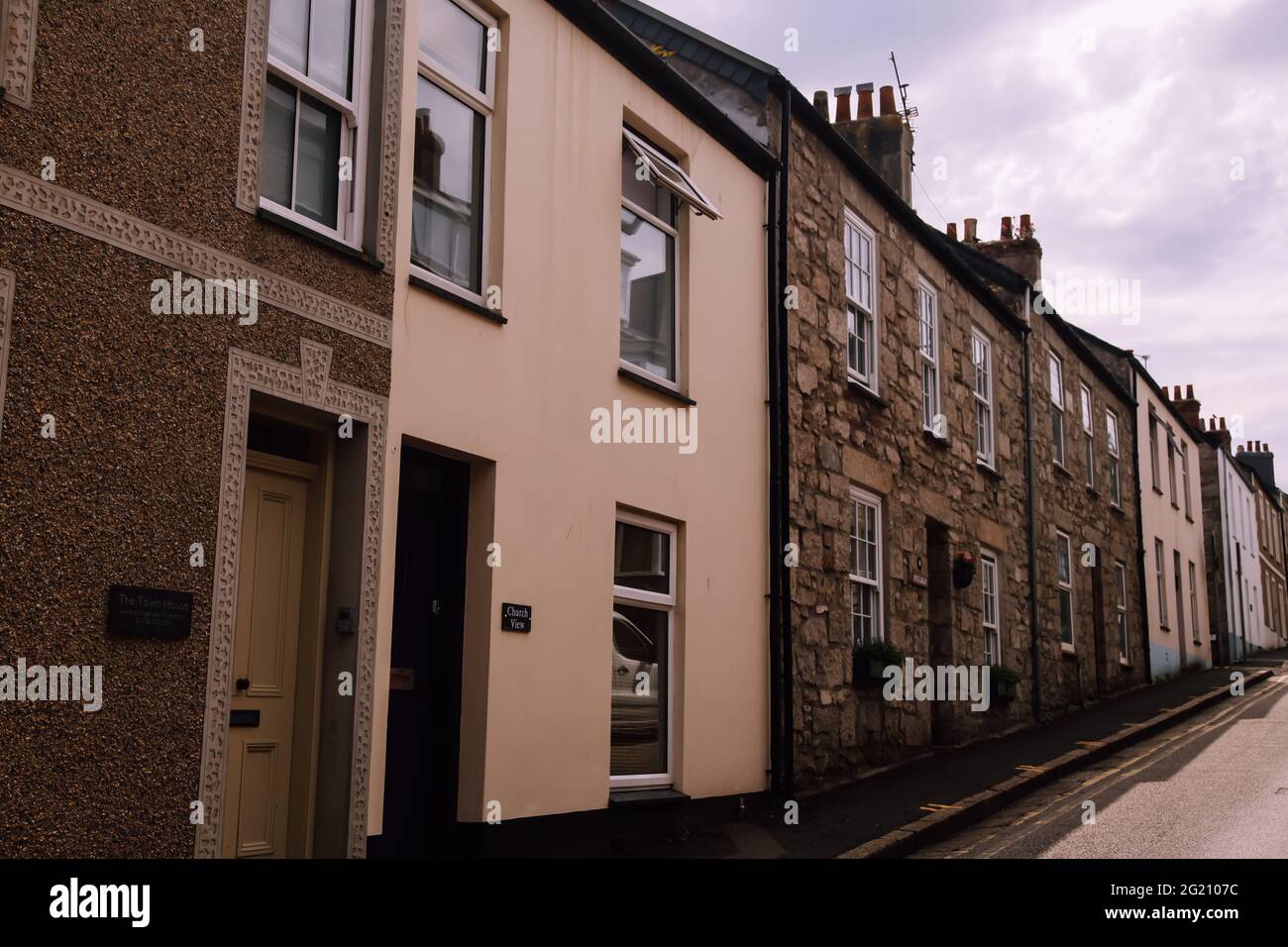 Sloping terrace of cottages hi-res stock photography and images - Alamy