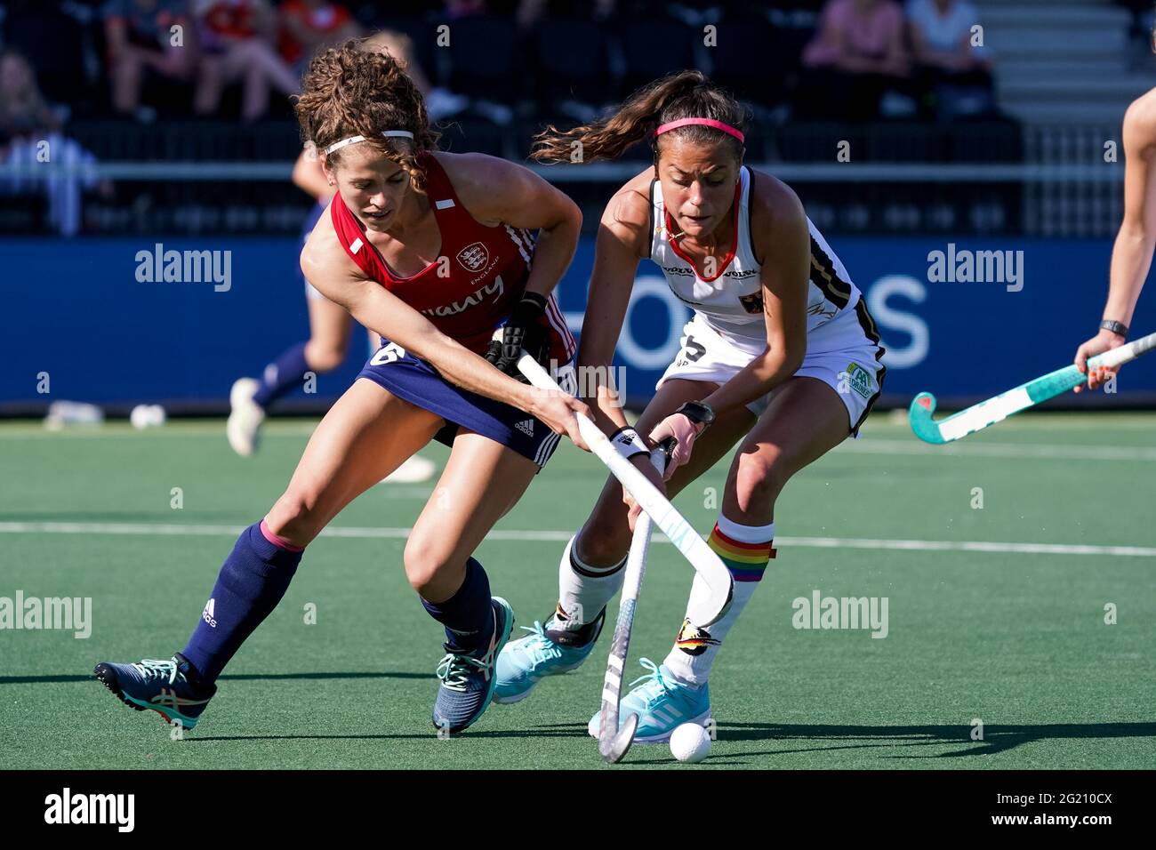 AMSTELVEEN, NETHERLANDS - JUNE 7: Anna Toman of England and Selin Oruz ...