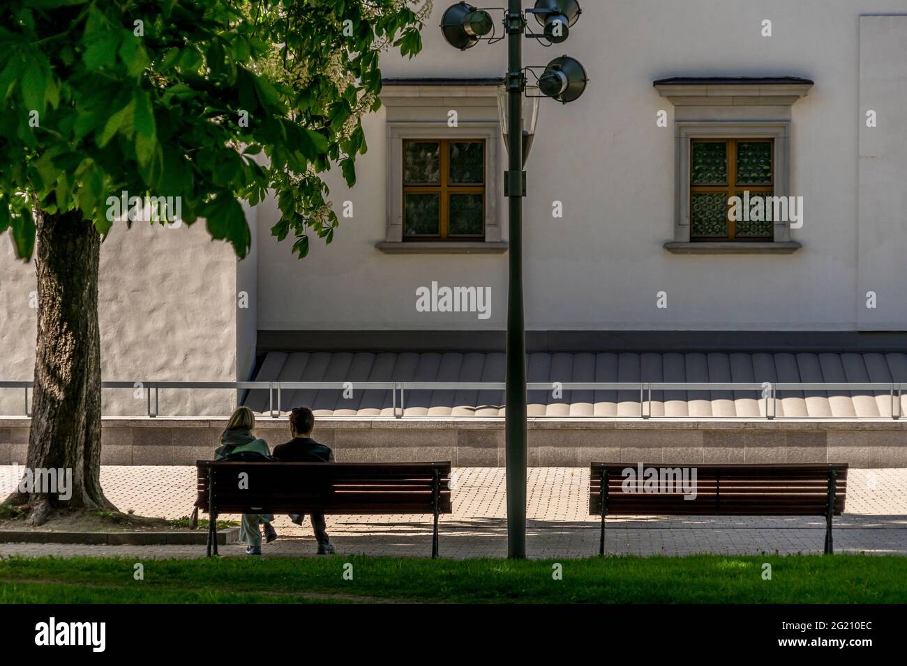 Young girl park bench rear view hi-res stock photography and images - Alamy