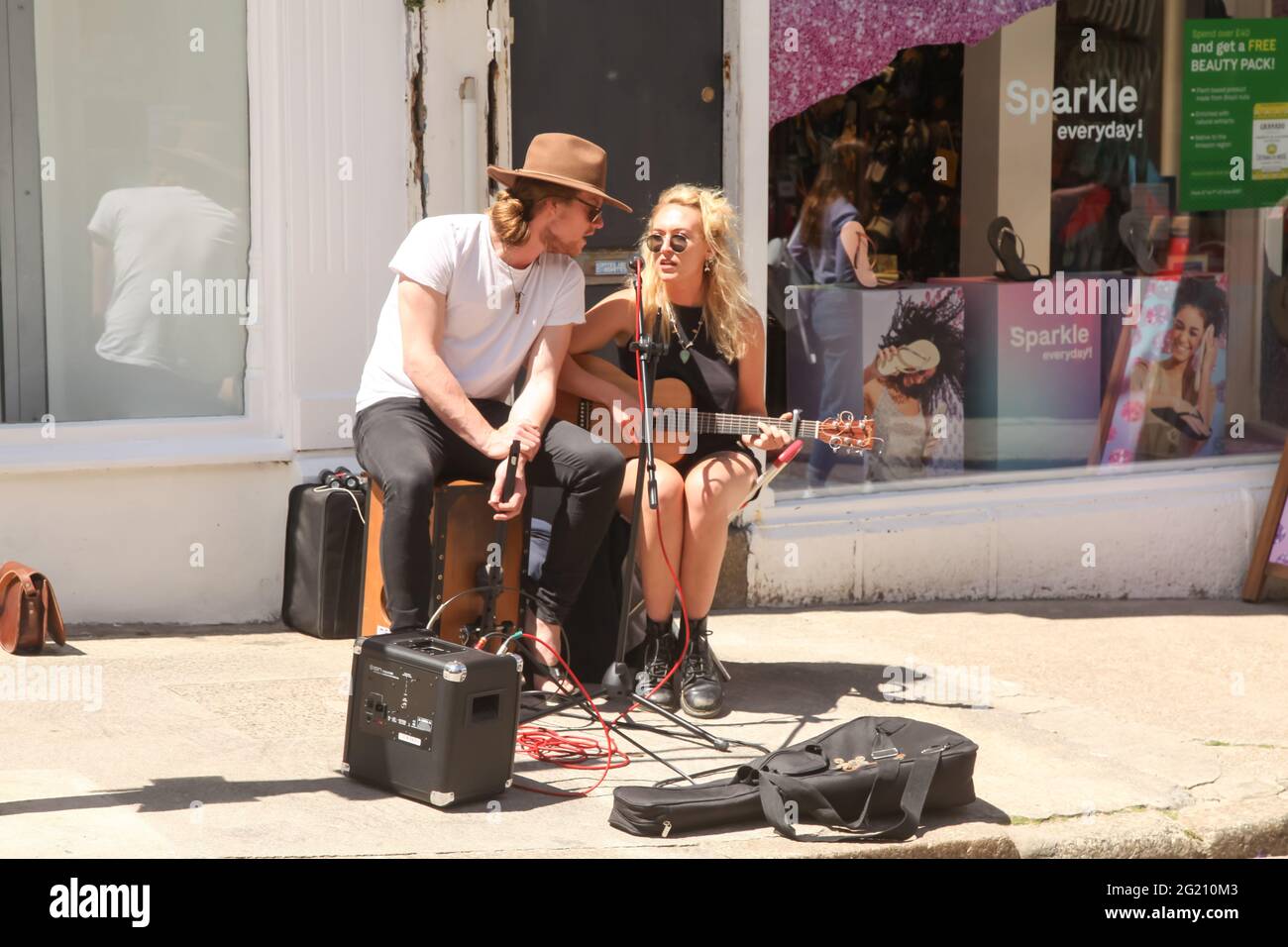 Female musicians busking hi-res stock photography and images - Alamy