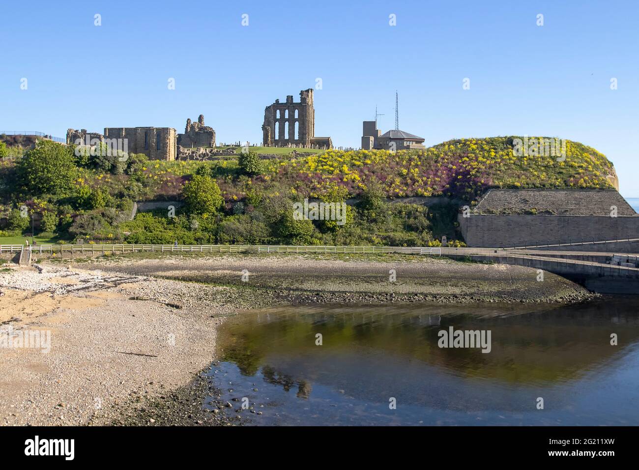 Tynemouth Priory and Castle overlooking the North Sea in Tynemouth ...