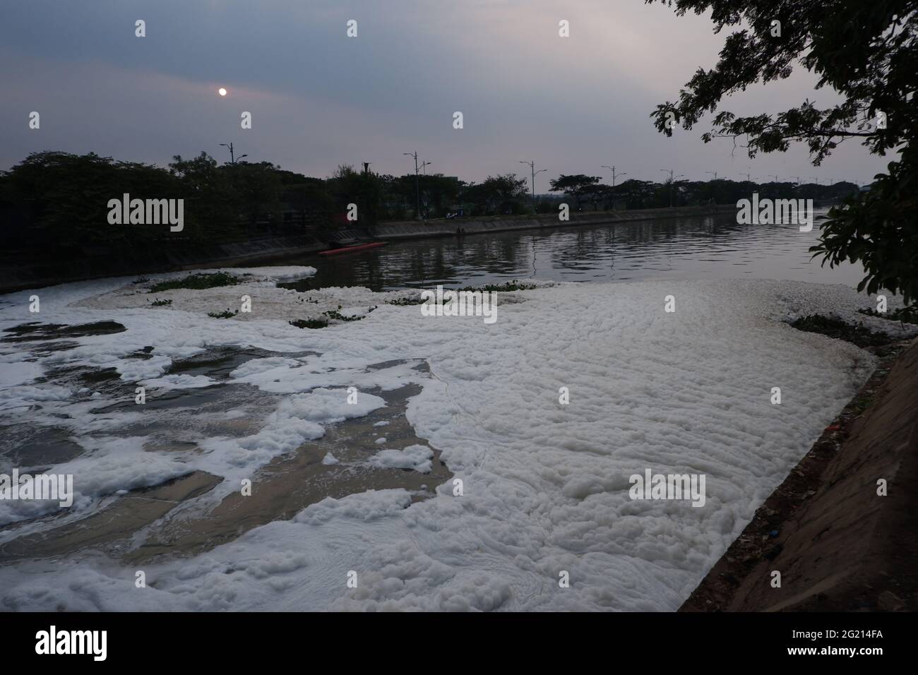 Weir sluice gate canal hi-res stock photography and images - Alamy