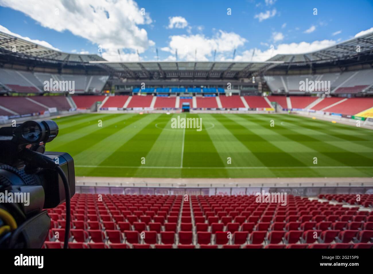 Football tv hi-res stock photography and images - Alamy