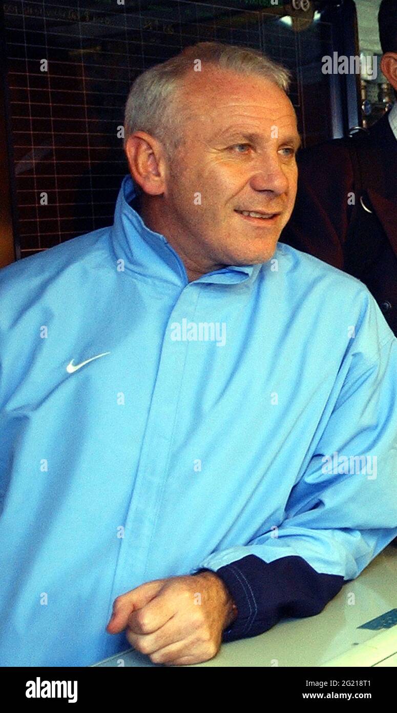 MANAGER PETER REID ENJOYS LEEDS VISIT TO HMS ARK ROYAL. PIC MIKE WALKER ...