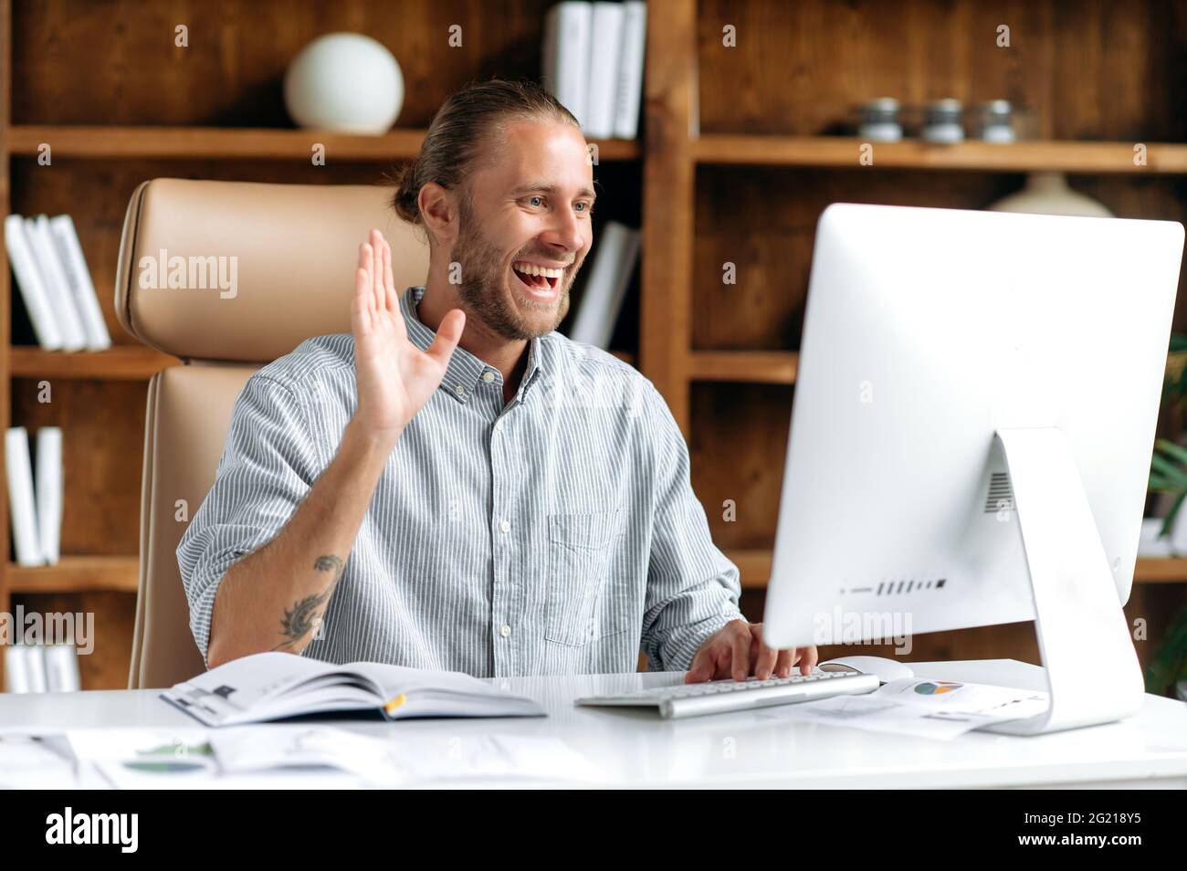 Employee waving hand video meeting hi-res stock photography and images ...