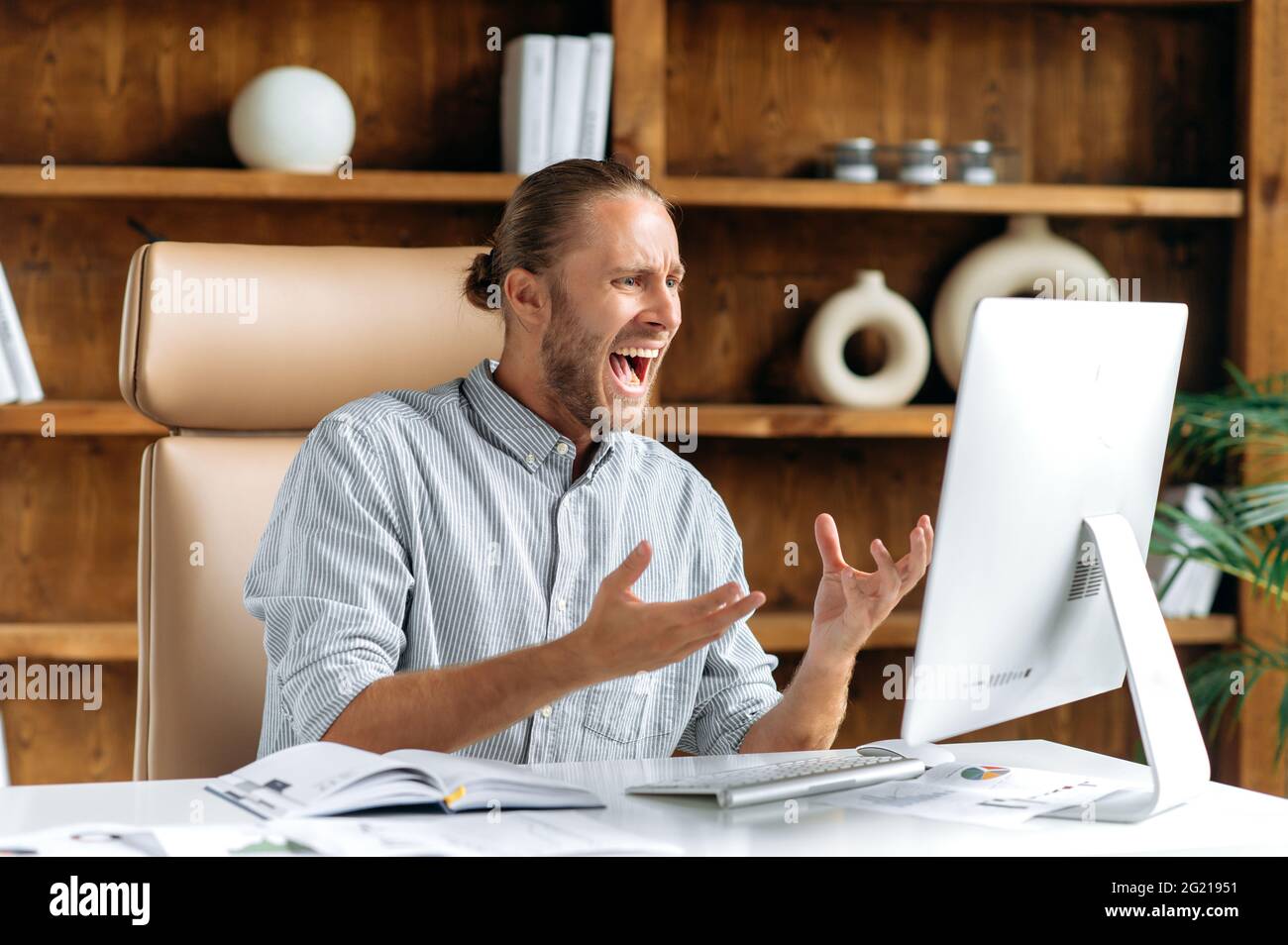 Crashed computer hi-res stock photography and images - Alamy