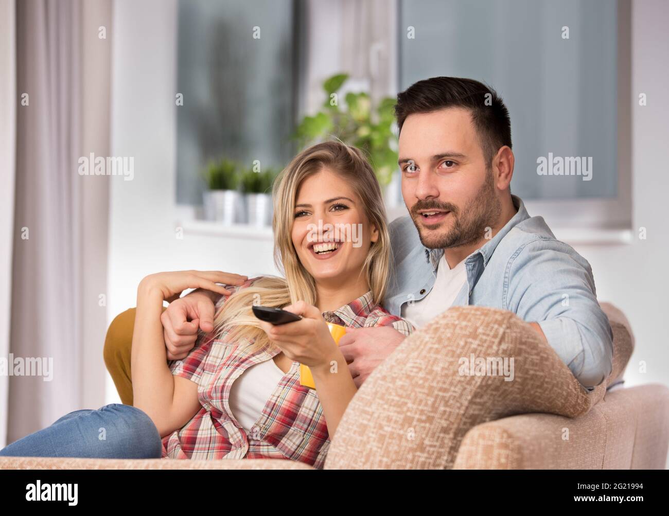 Couple watching tv talking hi-res stock photography and images - Alamy