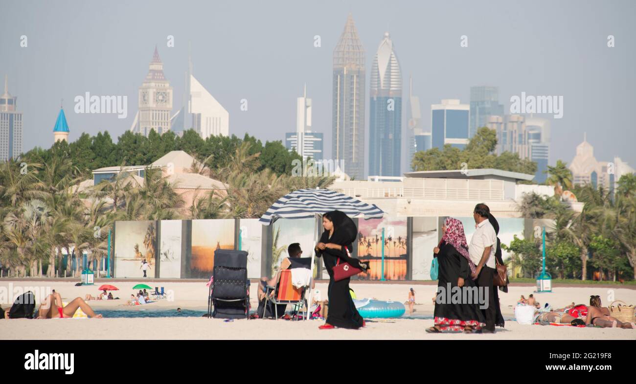 Beachgoers hi-res stock photography and images - Alamy
