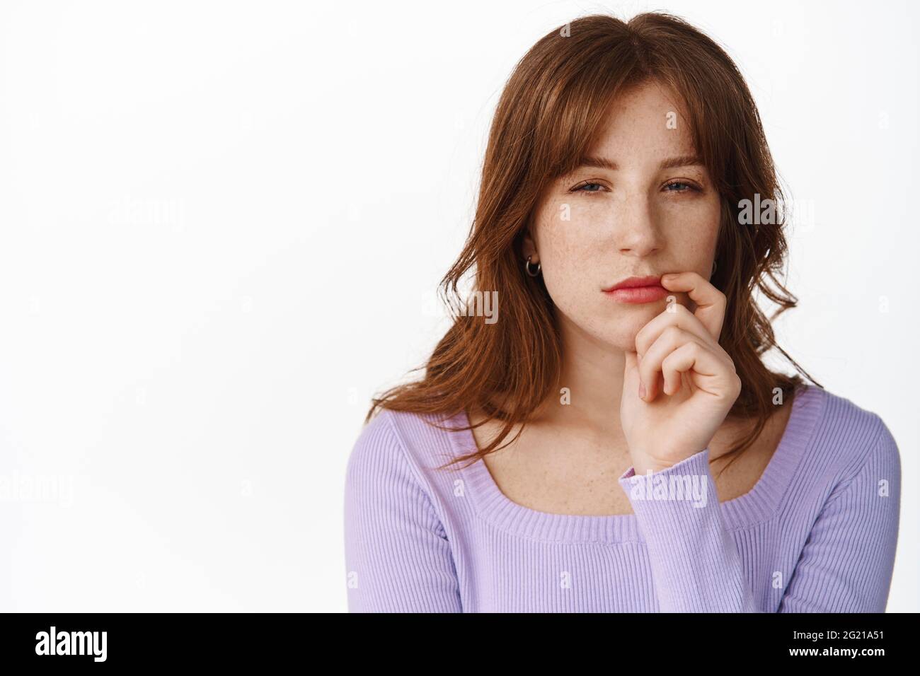 Woman squinting hi-res stock photography and images - Alamy