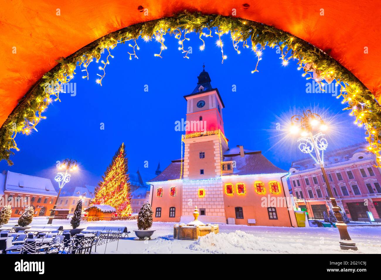 Brasov, Romania. Winter frozen scene with Christmas Tree in Main Square ...
